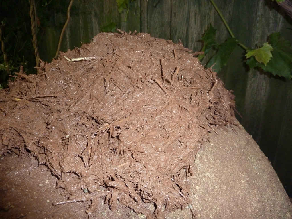 Insulating a clay oven with a clay and straw insulation mix