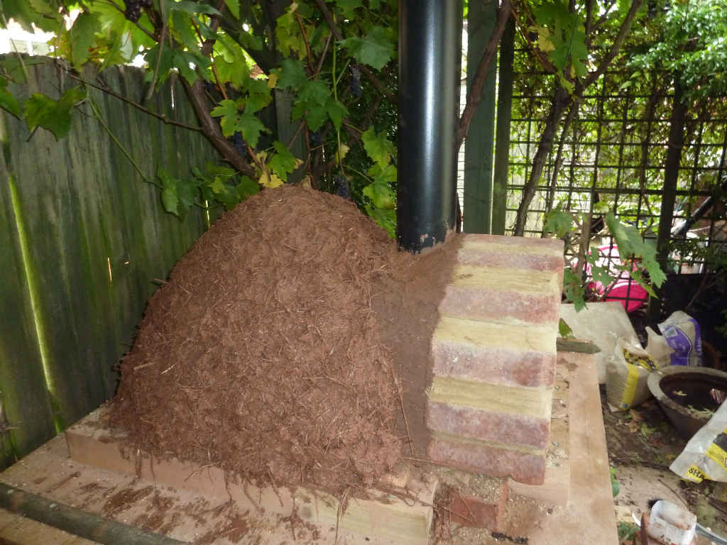 Insulating a clay oven with a clay and straw insulation mix