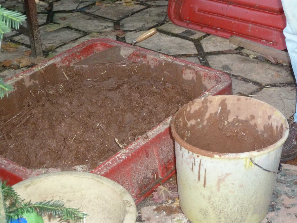 Insulating a clay oven with a clay and straw insulation mix