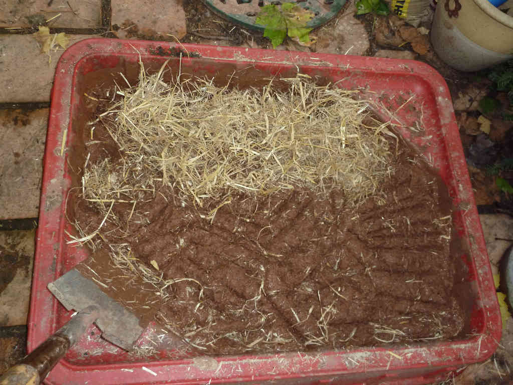Insulating a clay oven with a clay and straw insulation mix